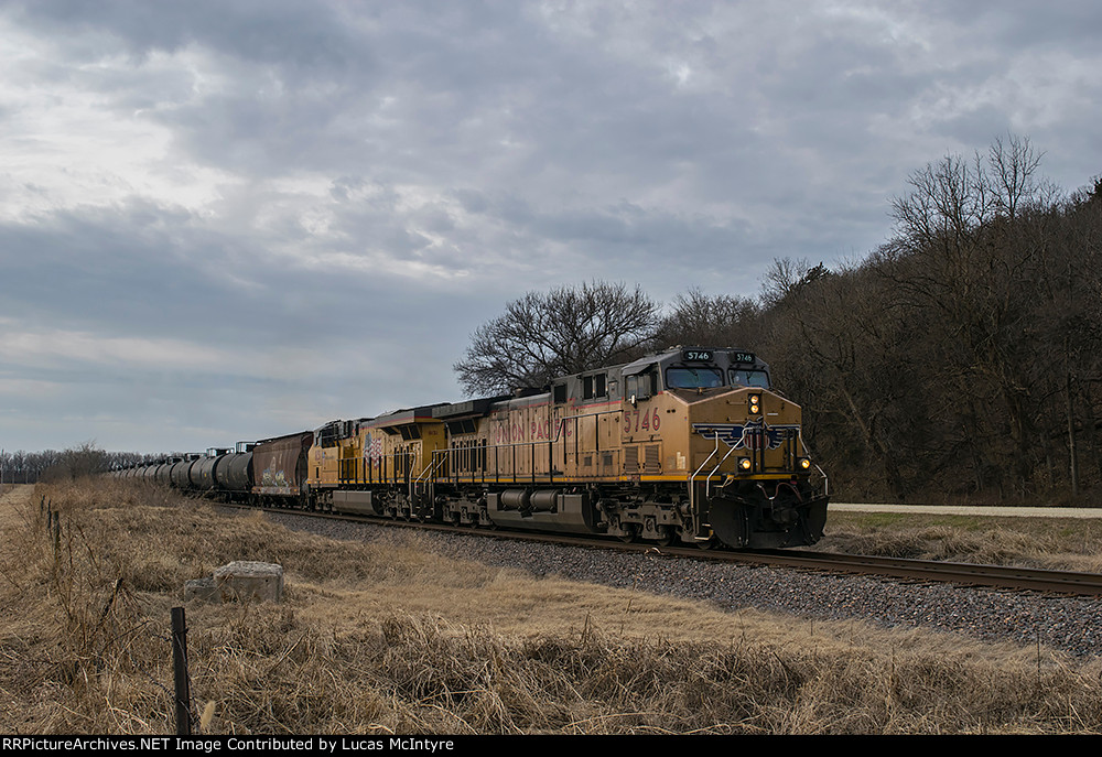 UP 5746 eastbound UP loaded oil train